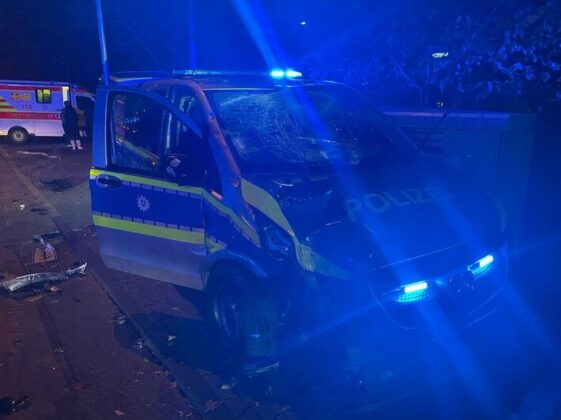 Rüsselsheim: Streifenwagen während Einsatzfahrt verunfallt - Rhein Main ... Rüsselsheim: Streifenwagen während Einsatzfahrt verunfallt - Rhein Main ...