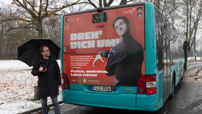 Frankfurt: Dooring-Präventionskampagne „Parken, umdrehen, Leben retten ...