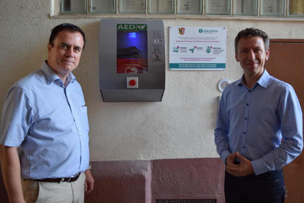 Automatischer Defibrillator am Rathaus Seligenstadt - Rhein Main Verlag